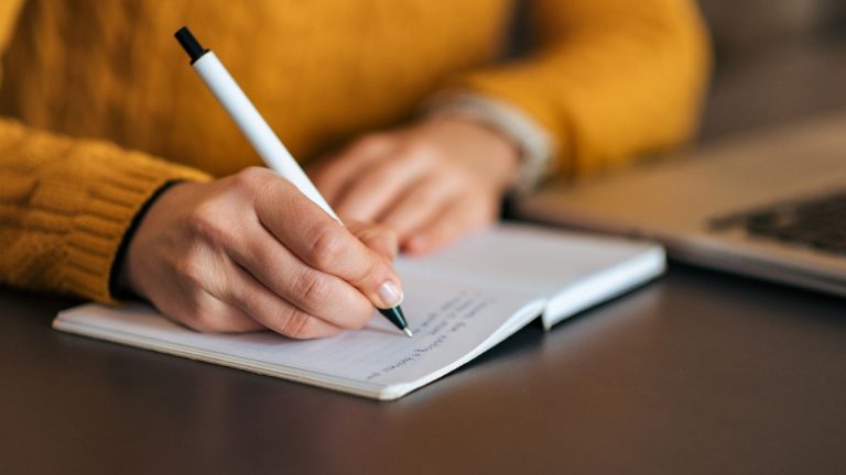 15 Fun Inscriptions To Include In The Book You Gift