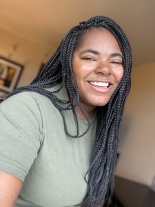 Bubbly Journal-ist Deshea Talks Bookstagram and Beautiful Reading!